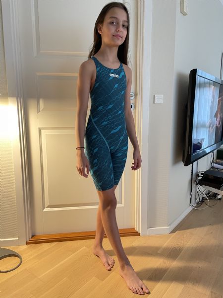 Flora V, Pige, 12 år, Model, Skuespiller, Statist