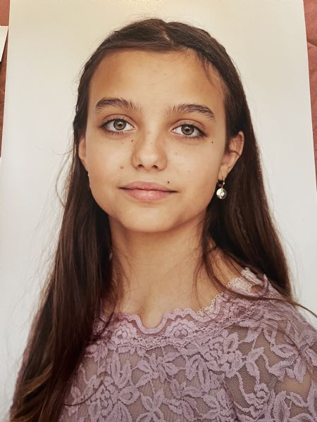 Flora V, Pige, 12 år, Model, Skuespiller, Statist